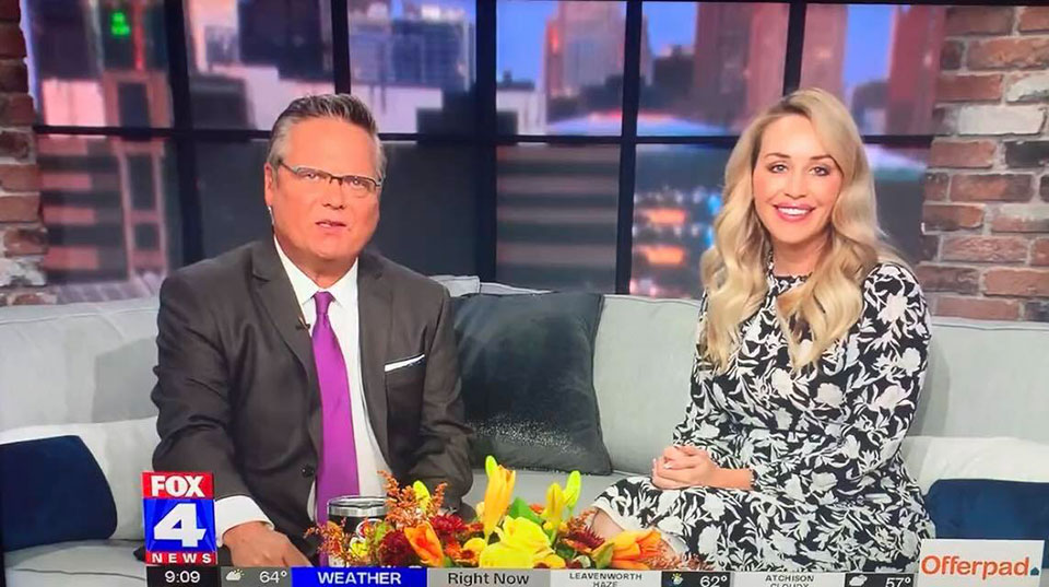 Off Camera, She Enjoys Spending Time with family & friends, Traveling ...